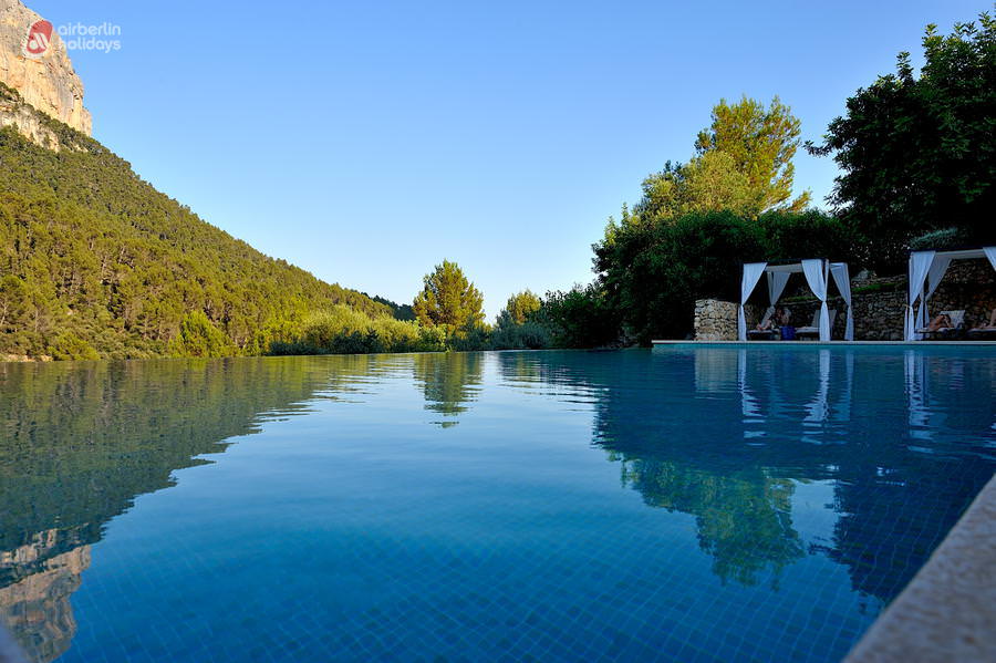 Wedding with breath-taking views of Mallorca and infinity pool